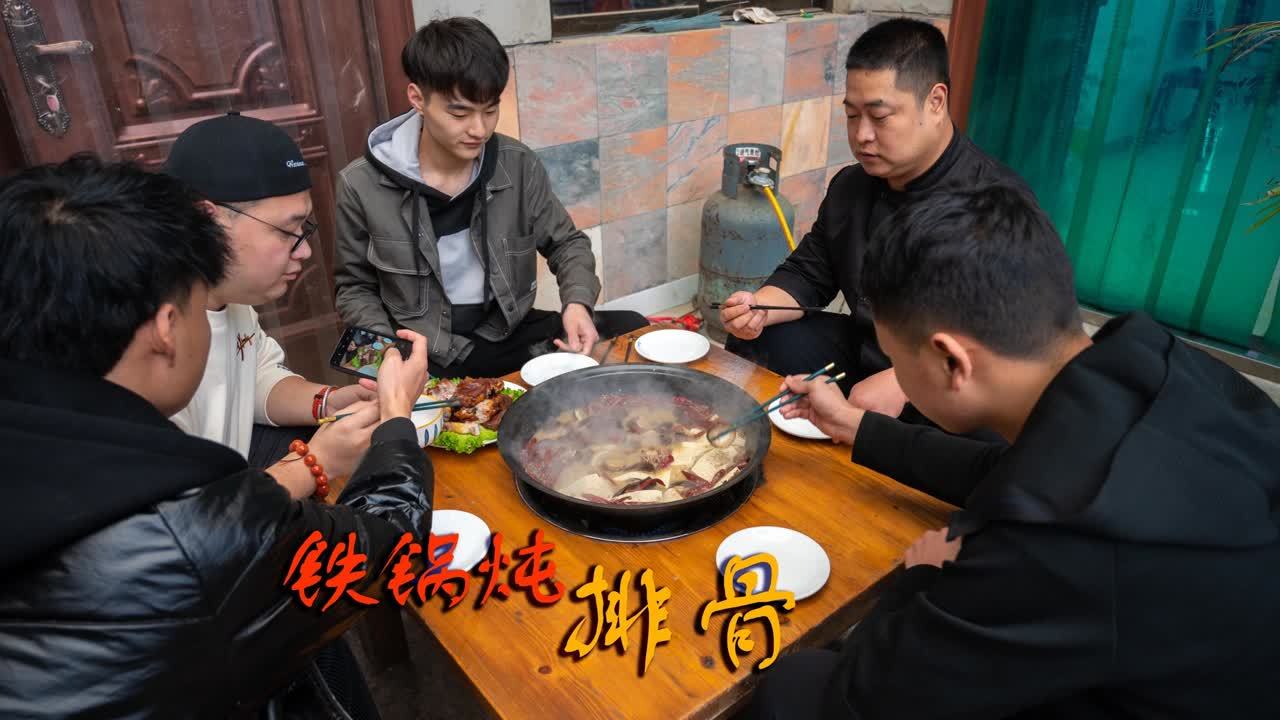 天气冷120买6斤猪排骨,做一锅能喝汤的铁锅炖,排骨脱骨豆腐煎烫