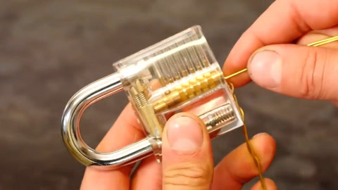 两根回形针5秒打开挂锁,终于知道是怎么被盗的,赶紧回家换锁去