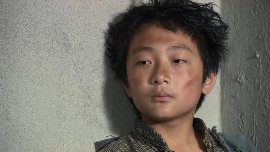 小乞丐伤还没好,就要上街去乞讨,太可怜了