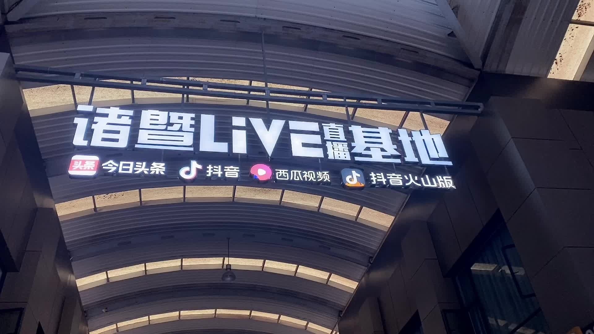 小美来到珍珠原产地诸暨,从评论区抽10人送珍珠项链,快来参与吧