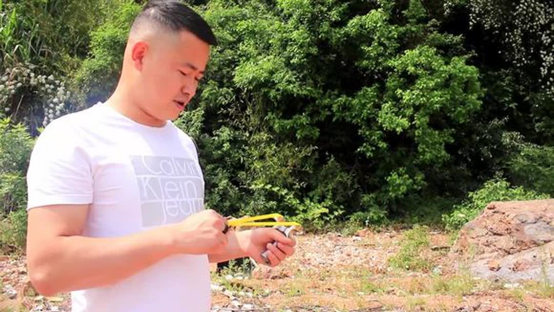 弹弓真的这么难打准?新手一个小时就掌握了技巧