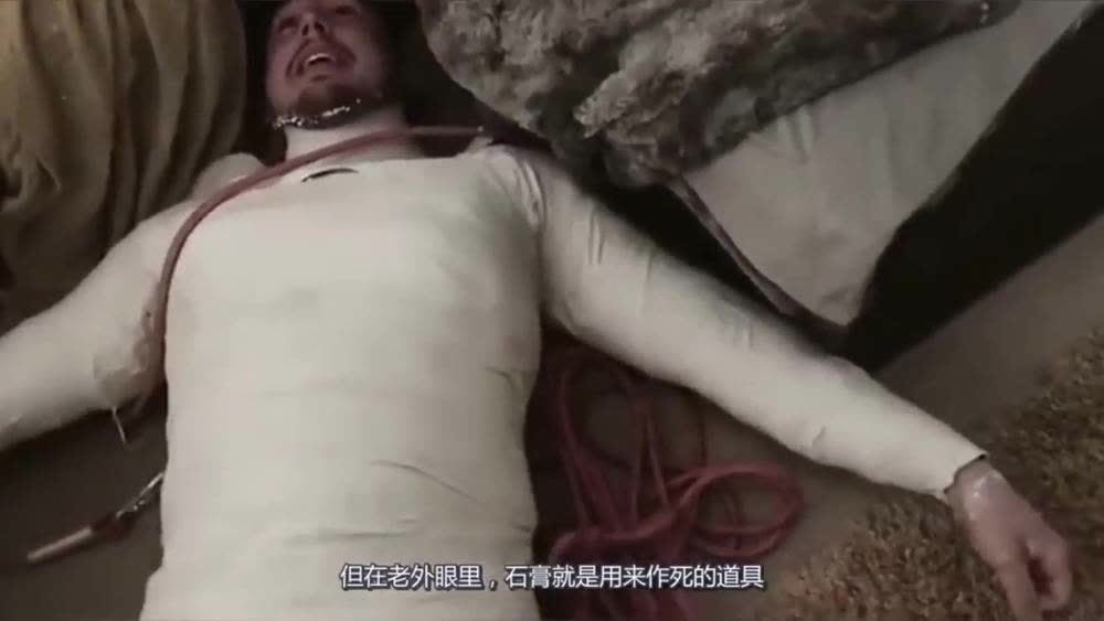 为体验石膏的牢固性,老外全身打满亲自感受,网友:上厕所怎么办