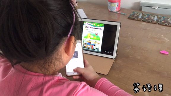 疫情期间90后宝妈在家担任班主任工作角色。孩子是如何在家上网课