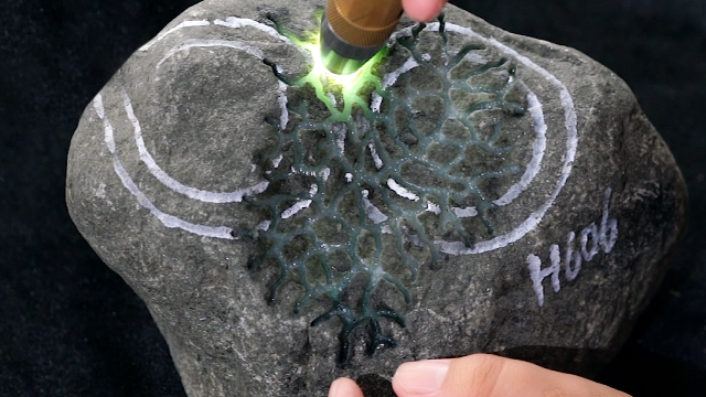 如何鉴别翡翠原石摸摸亮场口翡翠原石的特征呢?