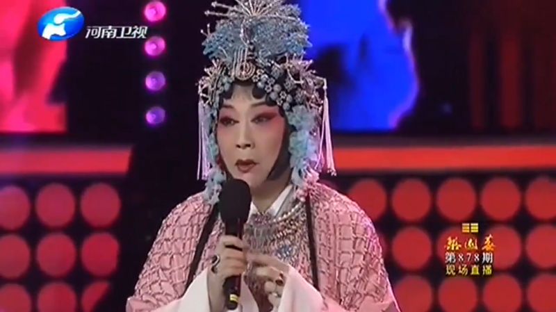 梨园春:到底来了啥大人物,连主持人都忍不住抹眼泪,来看看吧!