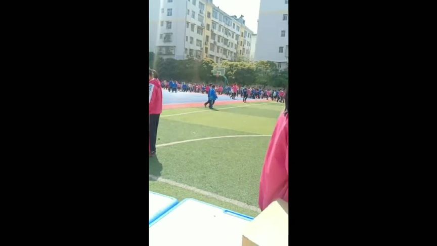 #校园生活 #义卖活动现场 #神仙班级 今天又是开心的一天啊!