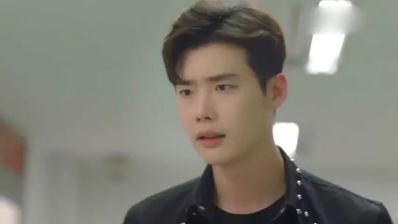 W两个世界:妍珠满身是血,李钟硕绷不住了,眼里泛着泪光