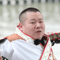 身边早已空无一人 