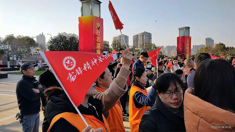 向雷锋同志学习,弘扬雷锋精神,开展丰富多彩的志愿者服务活动!