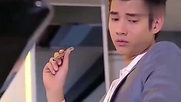 公司会议女孩无聊玩鞋子,结果被总裁发现了