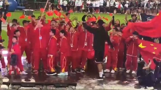 世界青少年运动会开幕式߇�߇� 当主持人大喊CHINA时߇�߇