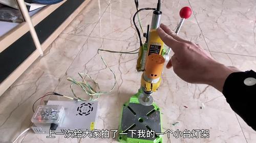 迷你台钻切割器基本完成,期待使用效果!家里有好看的酒瓶拿来吧!