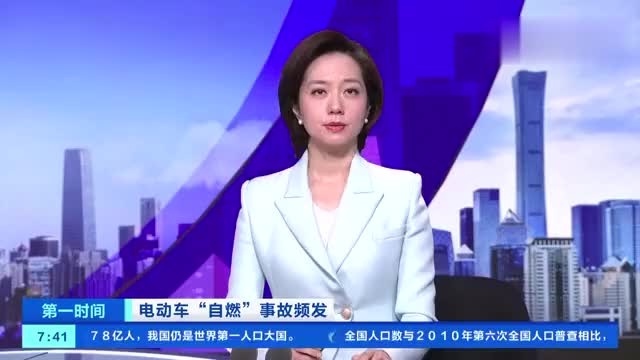 电动车在楼道充电起火,铁门被烧透,...