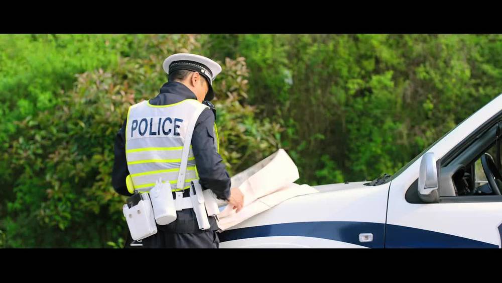 失孤:好心交警提醒其路途艰险,送给其标注地图助其一臂之力