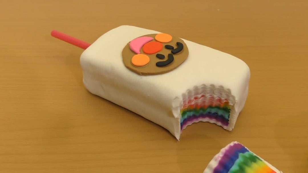 小汽车和用橡皮泥做的冰淇淋