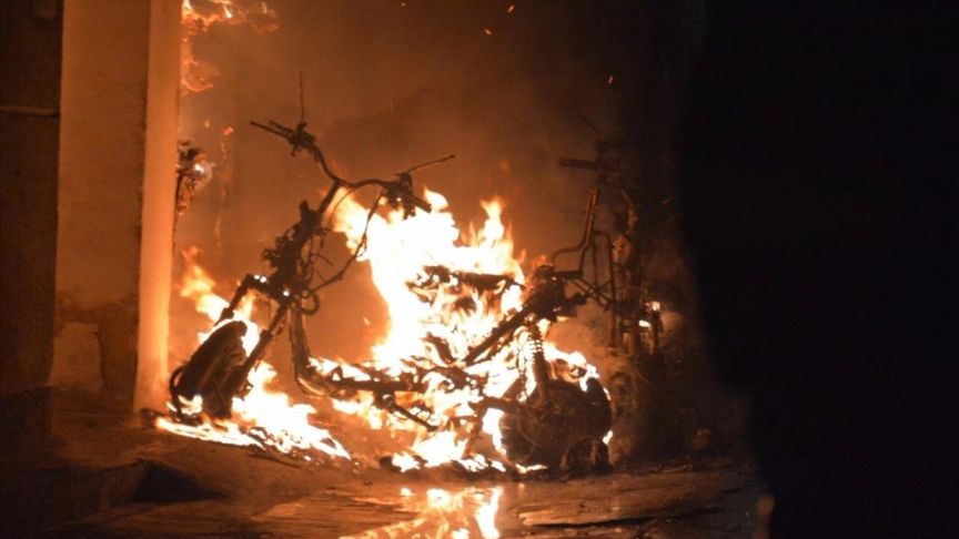 三秒钟大火弥漫车场,电瓶车充电爆燃,晾晒衣物烧成灰烬