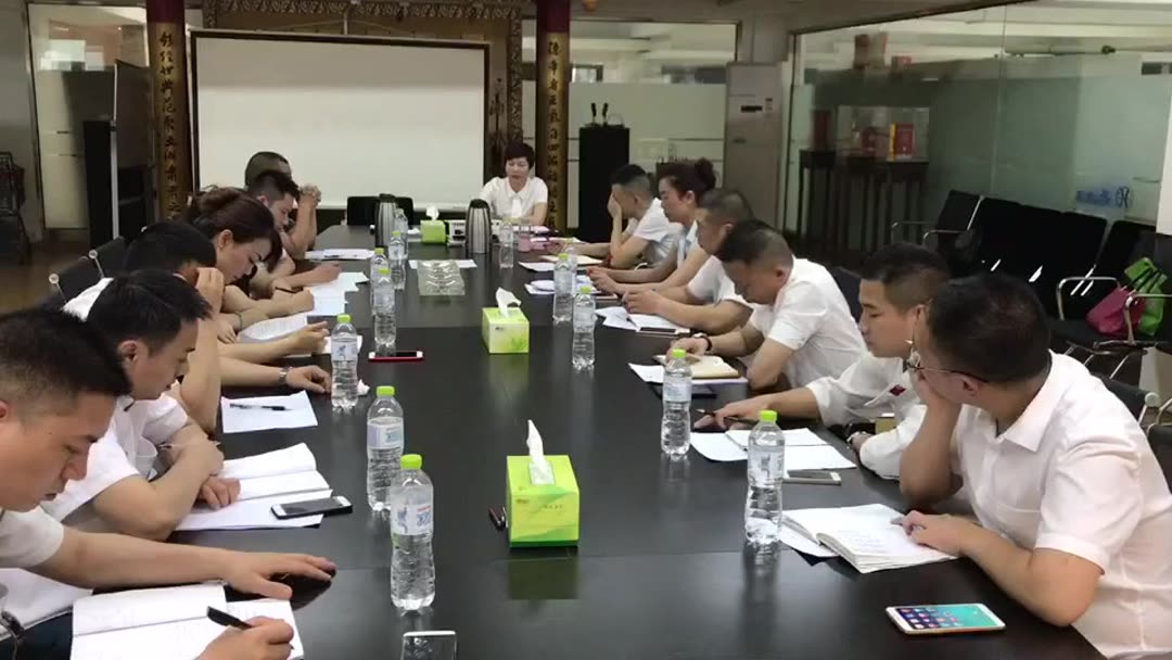 兴熙北高层管理团队正在研讨如何提升服务质量满足您的宴请需求,