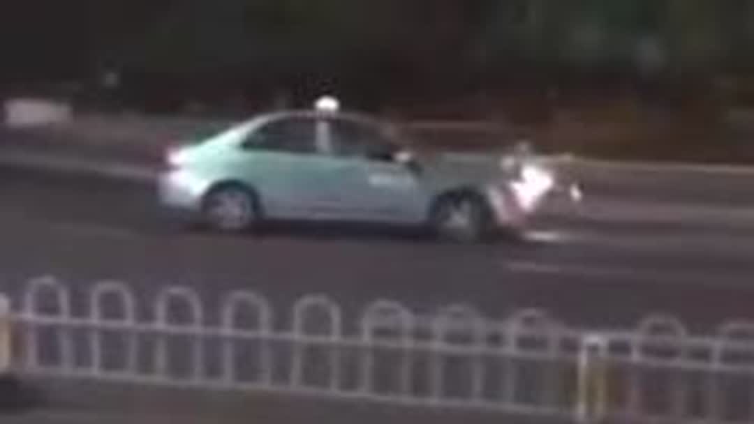 与女友吵架 男子撞车寻死再下跪道歉