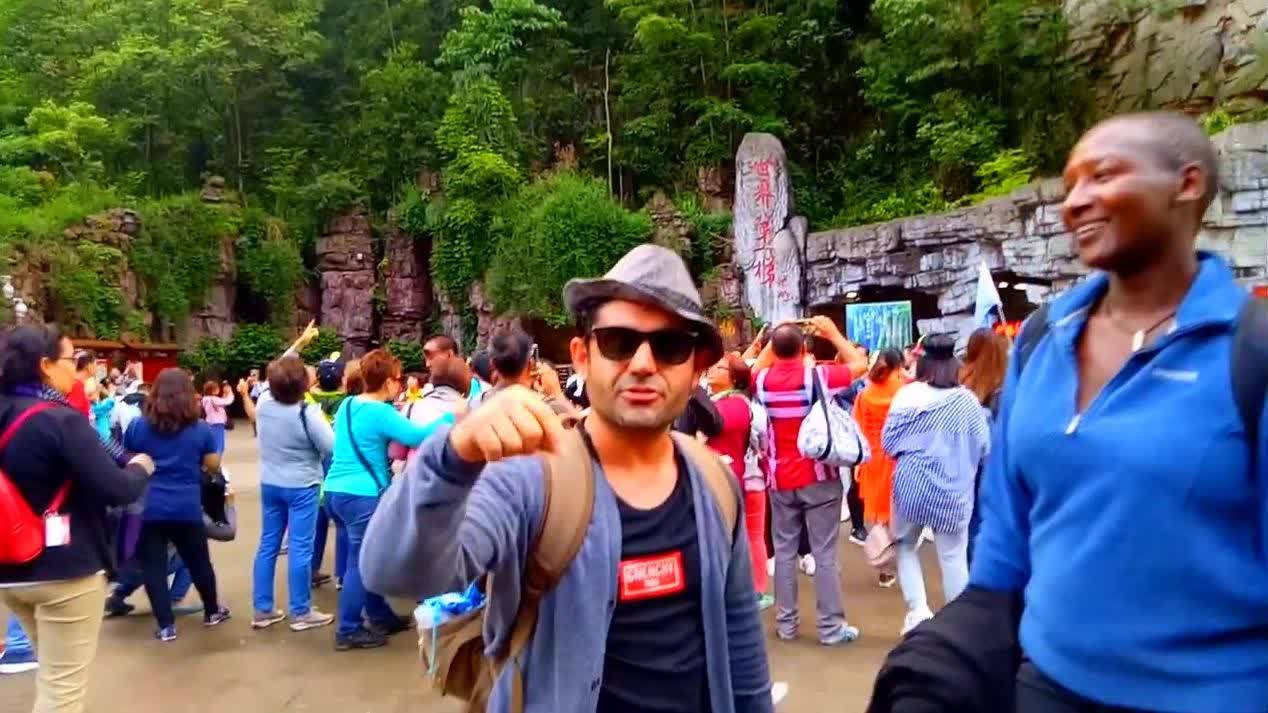 外国人体验世界上,最高最快承载最重的张家界百龙天梯