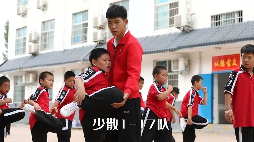 我在塔沟武校学武术:围观功夫萌新习武,孩子们个个眼神坚毅!