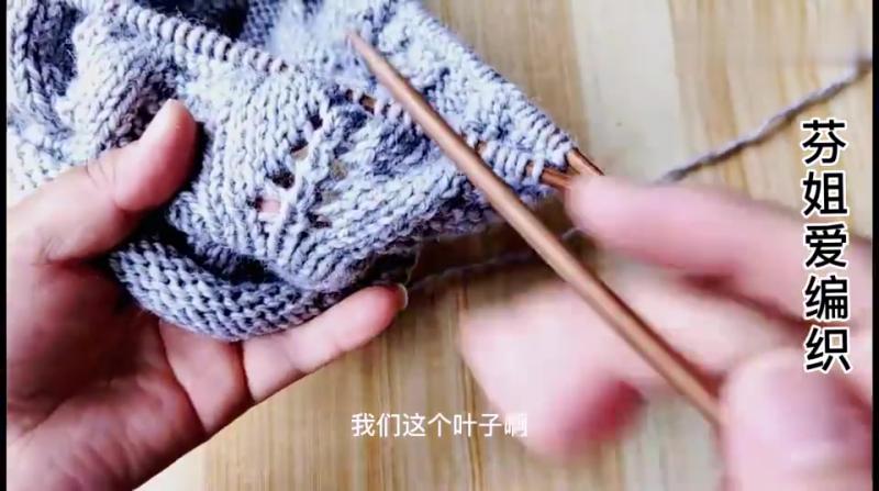 棒针编织带帽檐的树叶花样的蓓蕾帽,好看又保暖