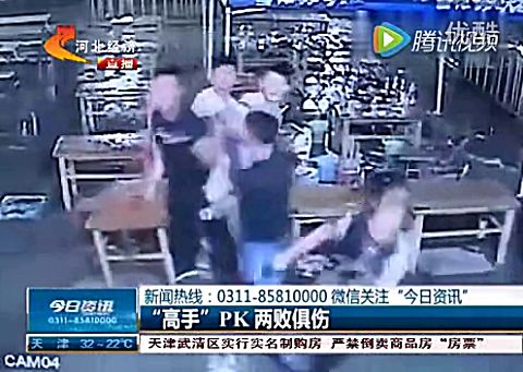 河北街头大排档群殴,跆拳道黑带和散打黑带高手打起来了!