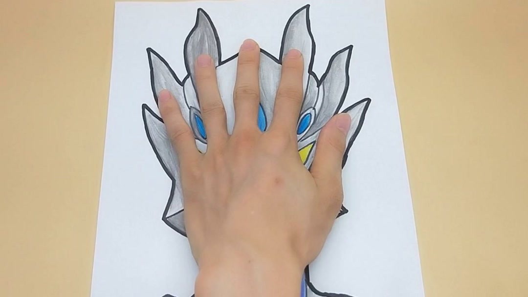 用手掌放在一张纸,手绘赛罗奥特曼无限形态,简单又帅气的手势图