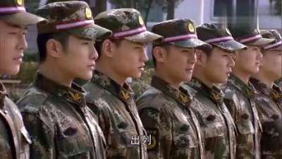 火线英雄:新兵连训练结束,小伙表现突出,荣获汇演演出的旗手!