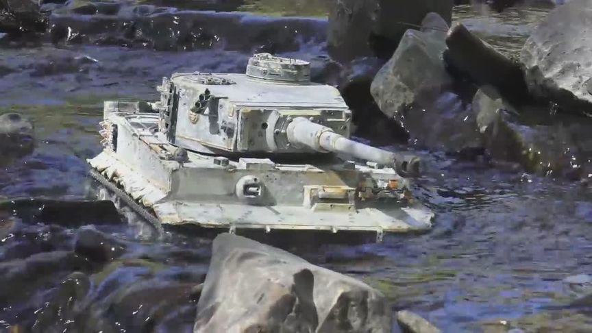 几辆虎式坦克模型,趟过河,朝对面的山林进发!