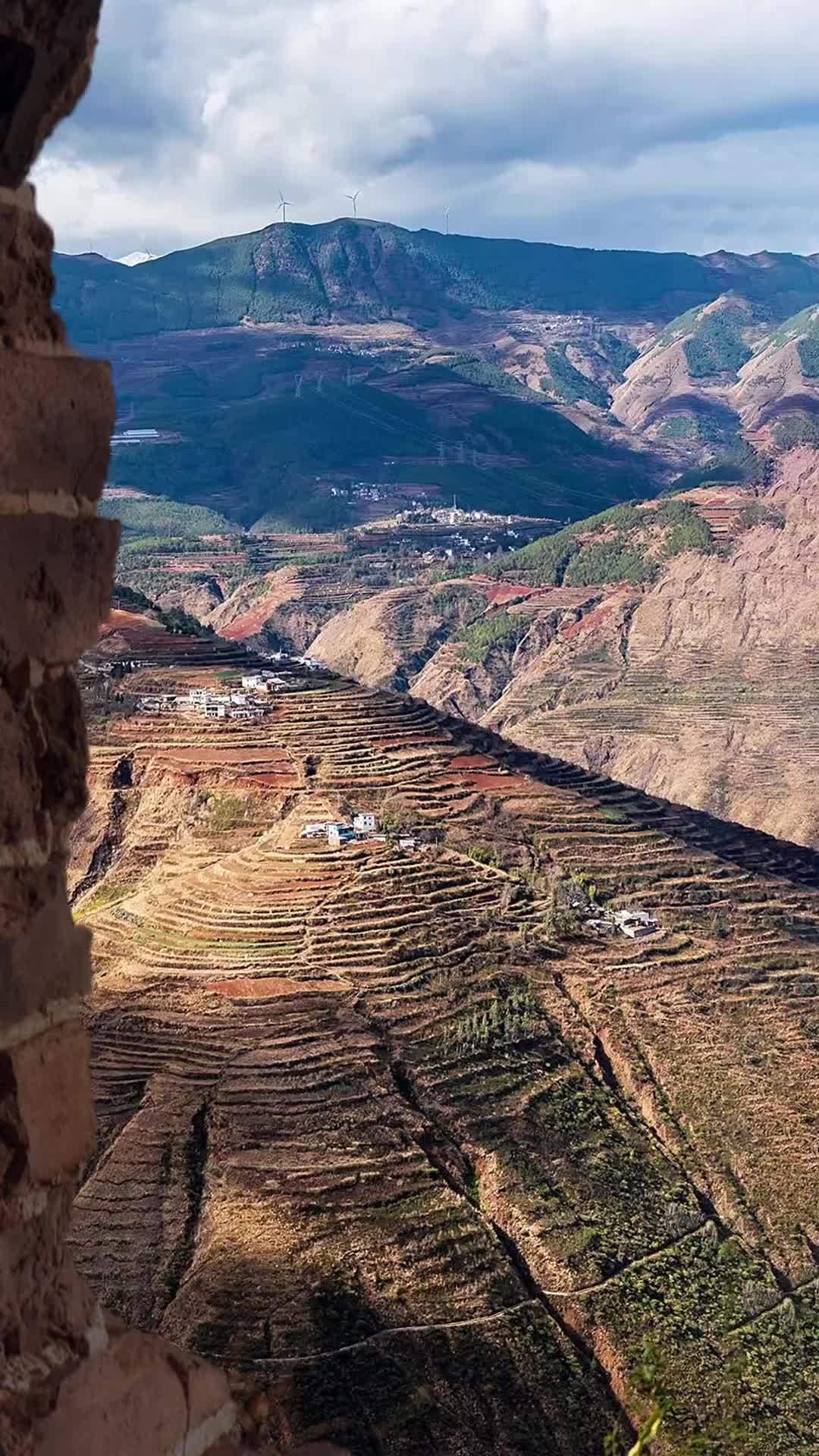 又是一幅美丽的画卷,站在山顶,方圆几百公里村庄尽收眼底
