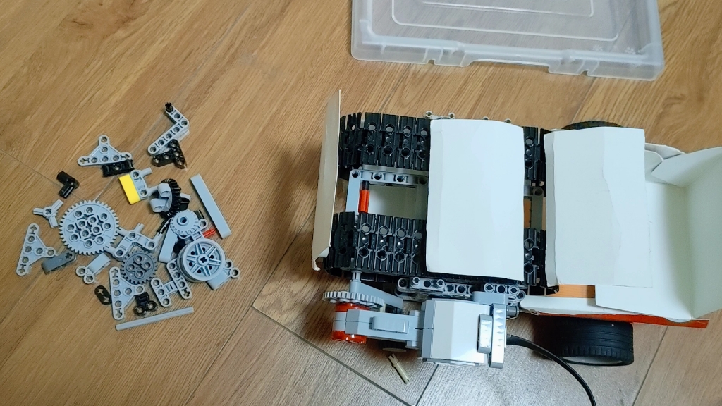 想模仿大师做一款真正的乐高扫地机器人