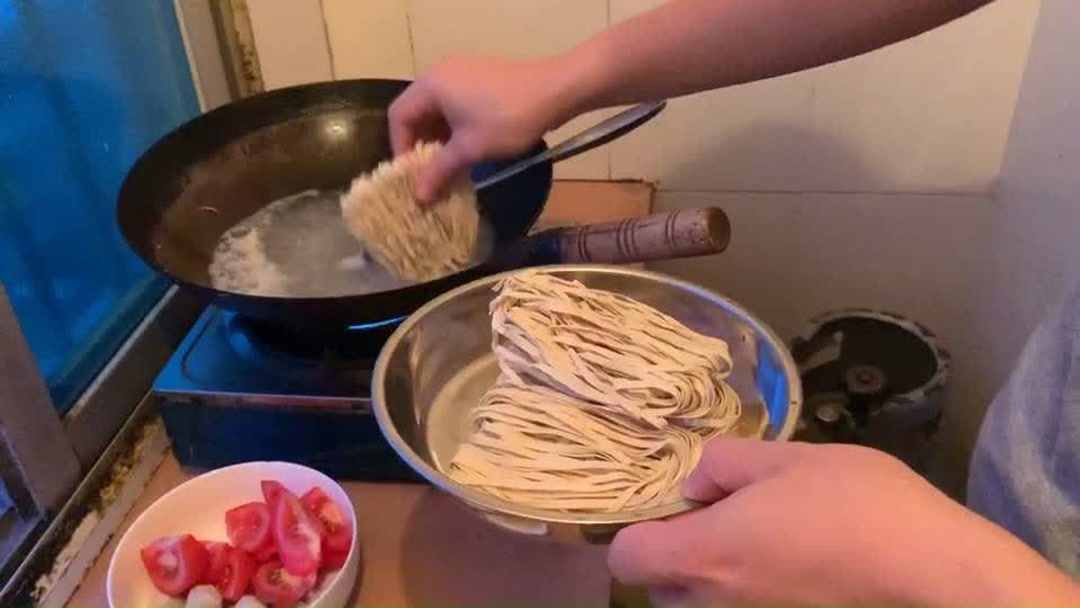 孕妇第32周5天,体重增加了20斤,宝宝胎动明显,晚上难以入眠