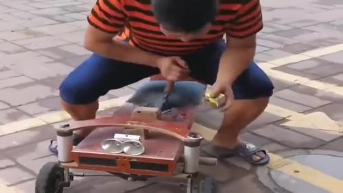 小伙自制的小车看上去像玩具一样,网友,不知道坐上去什么感觉