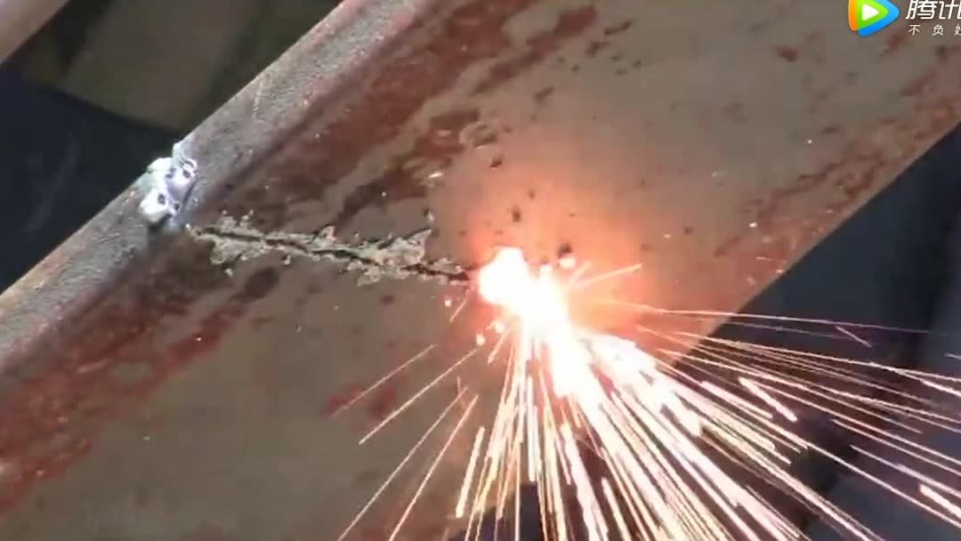 实拍氧气乙炔切割钢板的过程,原来可以切得这么漂亮