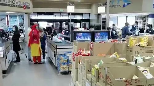 在美国生活的华人,今天在美国的华人超市,发给我这样一段视频