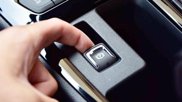 科普:跑高速时,刹车突然失灵,可以拉电子手刹吗?