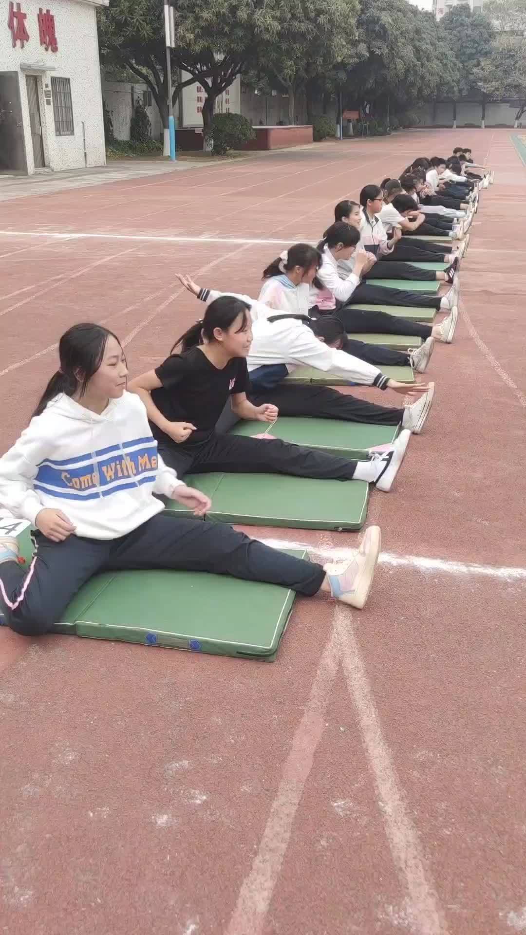 选两个同学练跨栏,大家看看哪个合适,全部0基础…