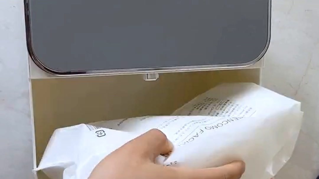 卫生间的纸巾盒得容量大,有备用纸仓,有放姨妈巾的地方,抽纸还得顺畅