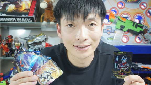 奥特曼卡片 拆豪华版卡包 拆出一张LGR金卡 看看这张卡稀有吗