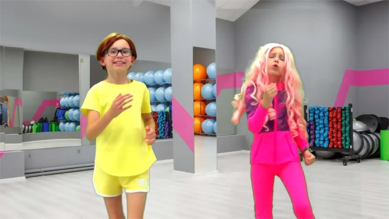 爱丽丝小女孩和爸妈魔法角色扮演双胞胎姐妹趣味学习上课互动游戏