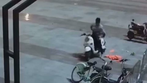 一男子盗窃电动车打不开锁 竟然一路挪回家