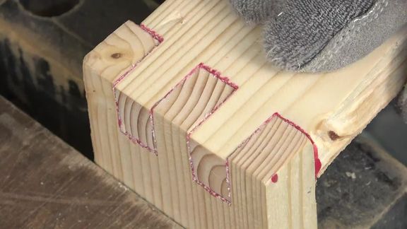 榫卯结构来自中国古代,现在老外也做得有板有眼