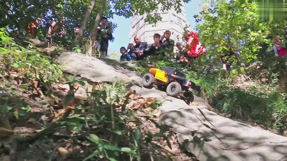 仿真模型车挑战近90度陡坡