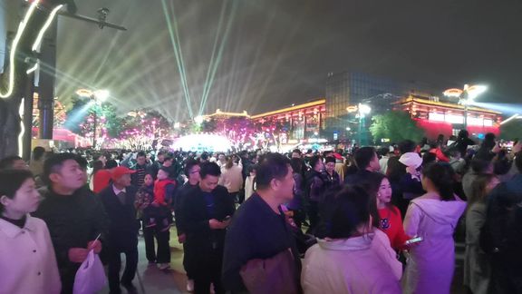 大唐不夜城不倒翁表演等待时刻摩肩擦踵场面