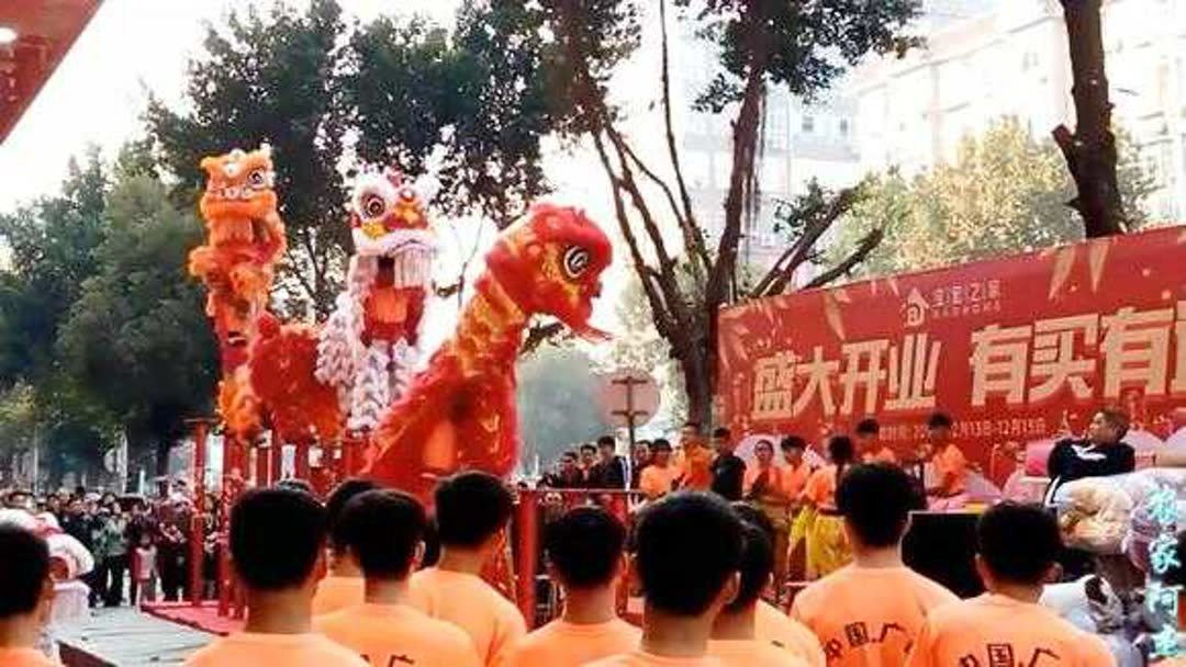 东方狮王舞狮队街头表演,精彩万分,过往行人纷纷驻足观看