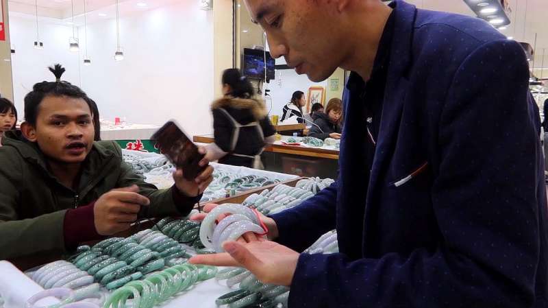 缅甸刚到一批翡翠手镯,地上的放不下了,看看成色如何值得入手吗