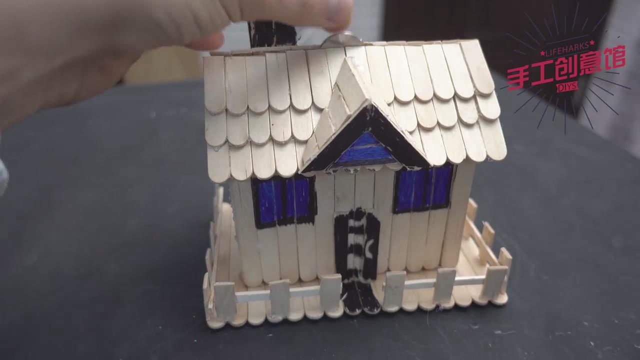 用冰棒棍做一个可以当作存钱罐的小房子