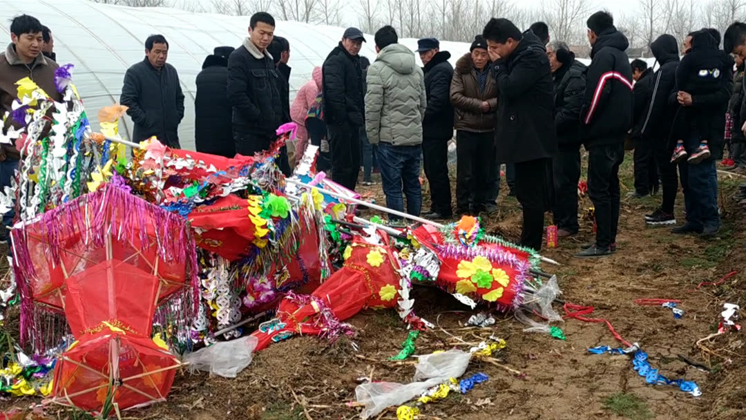 农村老人去世三周年,儿孙亲戚几百人祭拜,这样的风俗你见过吗?