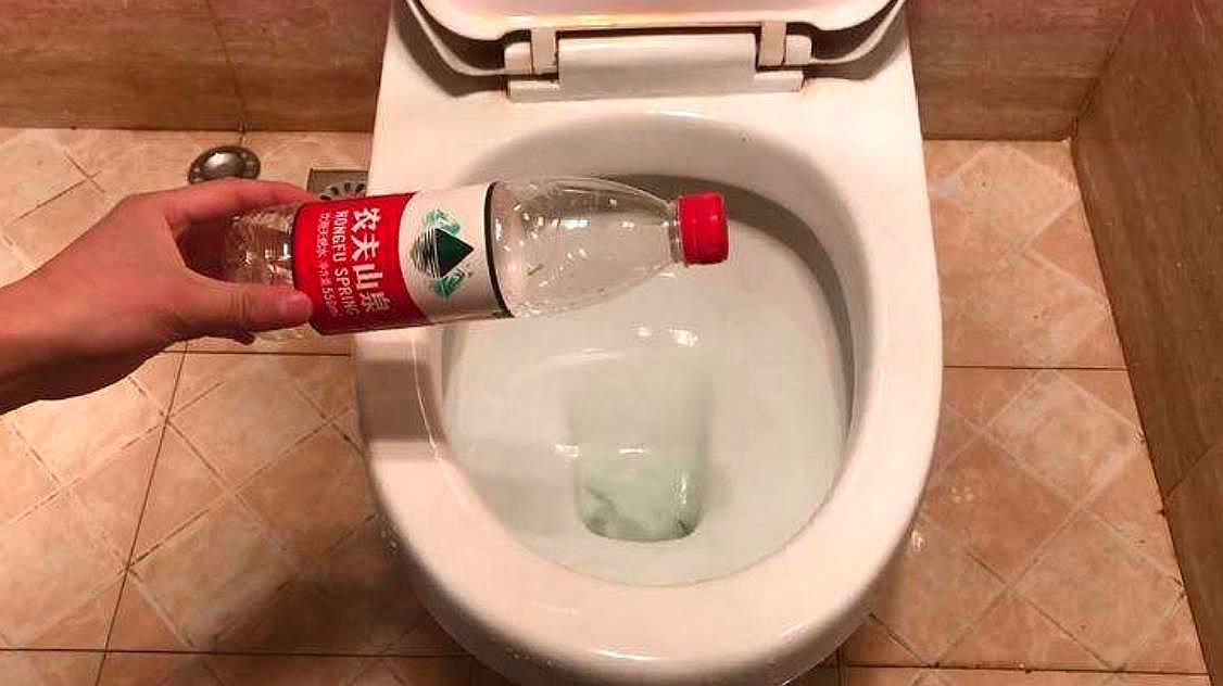 马桶堵塞别发愁,一个塑料瓶就能轻松疏通开,学会不再多花冤枉钱