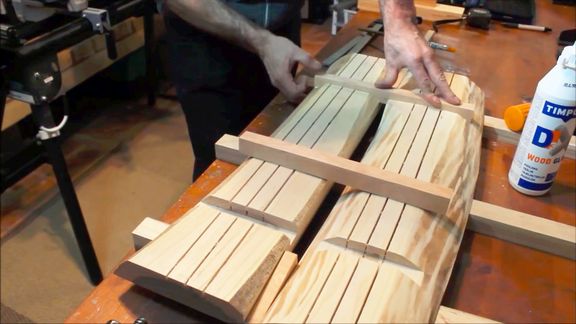 小伙制作一个实木桌子,创意不错,可桌腿还是被人吐槽不断